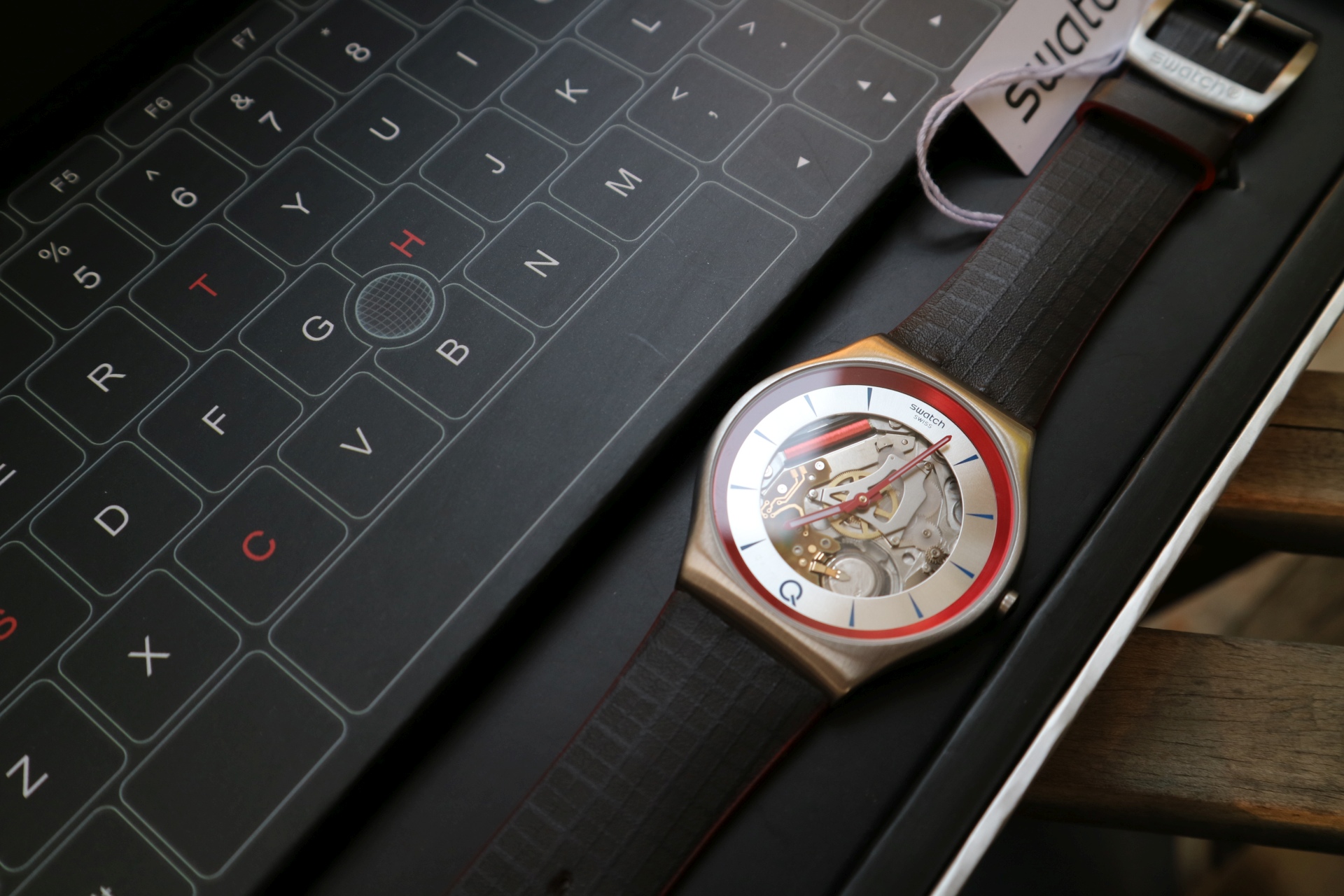 SWATCH Q Watch แรร์ไอเท็มที่แฟน James Bond ไม่ควรพลาด